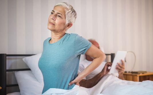 10 conseils pour gérer la raideur matinale dans vos articulations - Société de l’arthrite du Canada
